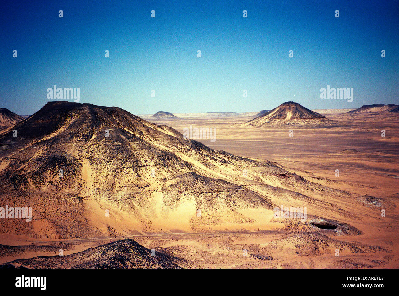 The vast landscape of the Western Egyptian Desert, Egypt Stock Photo ...