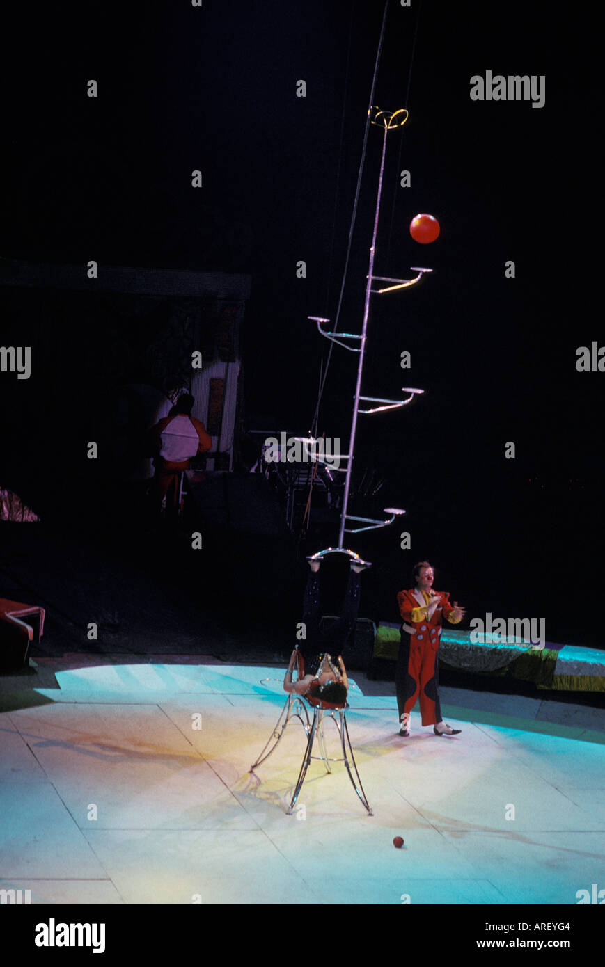 circus performer acrobat juggler clown red ball Stock Photo - Alamy