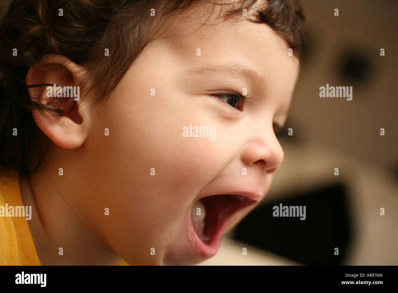 toddler shouting, screaming Stock Photo - Alamy