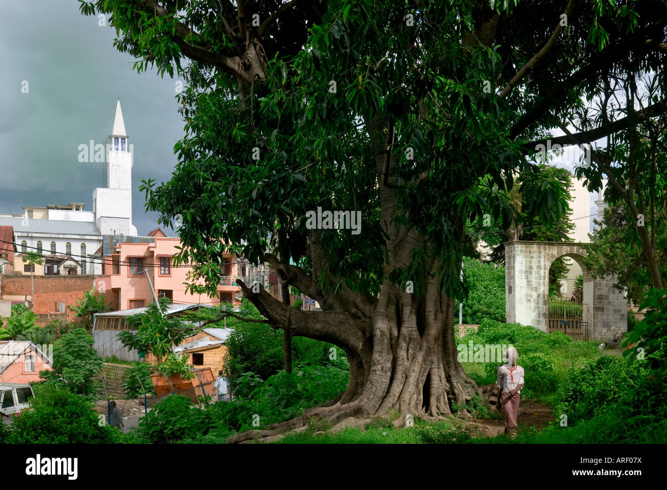 Madagascar tomb hi-res stock photography and images - Alamy