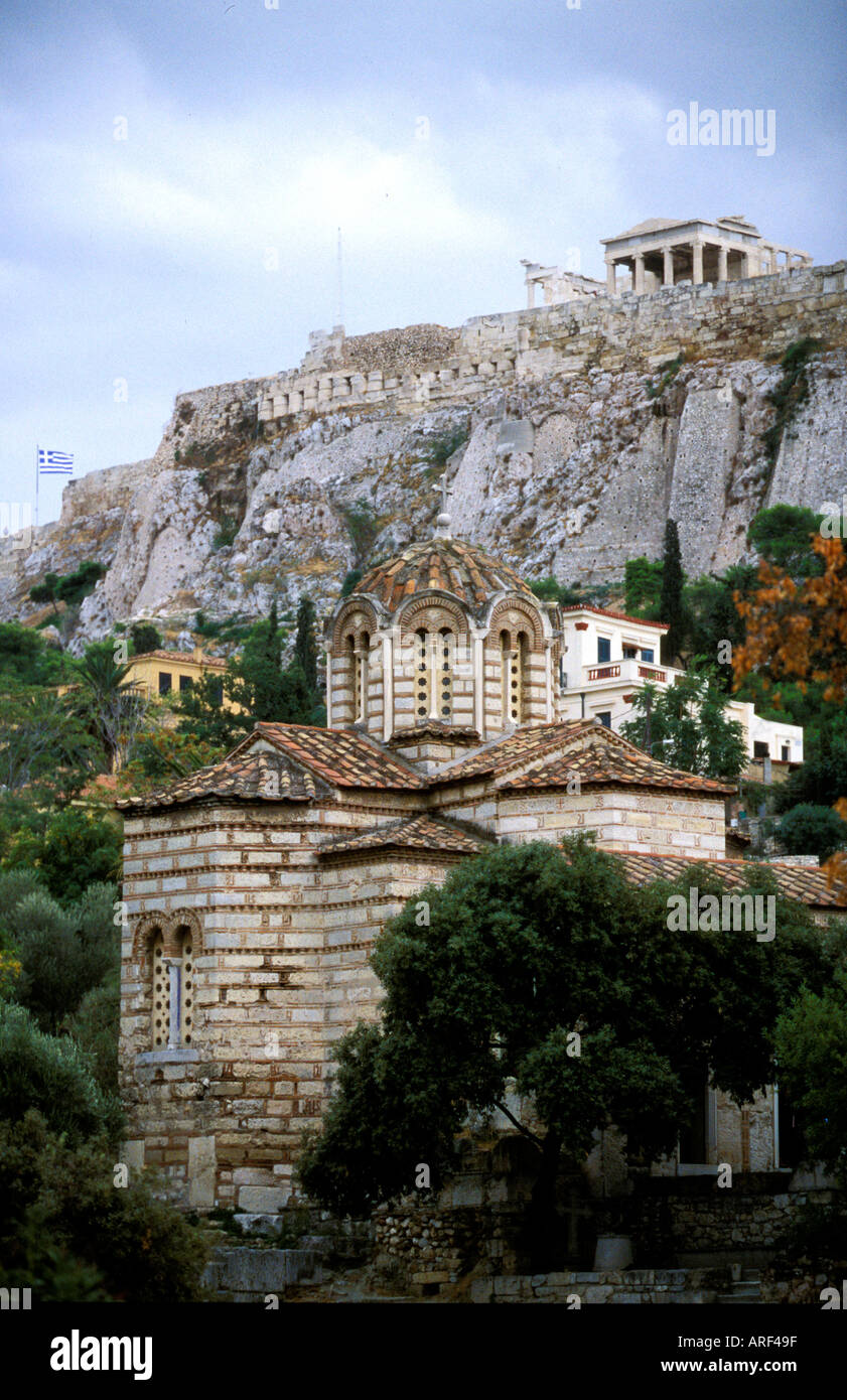 Greek orthodox church & Acropolis in the background, Plaka, Old quarter ...
