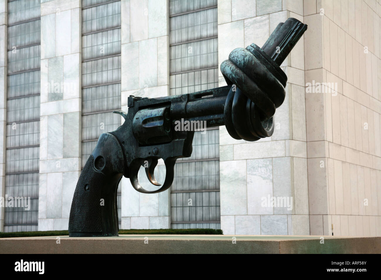 United nations new york gun hi-res stock photography and images - Alamy