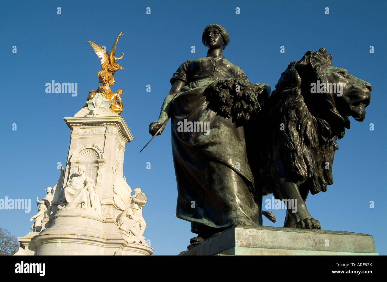 The Victoria Memorial (by Sir Thomas Brock, 1911) in front of ...