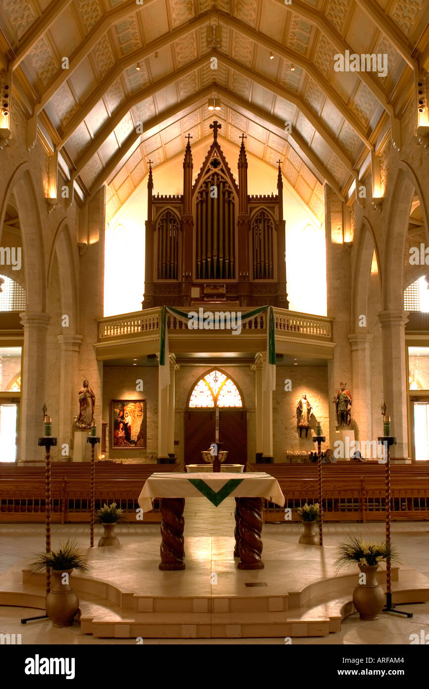 Back christian wedding with priest hi-res stock photography and images ...