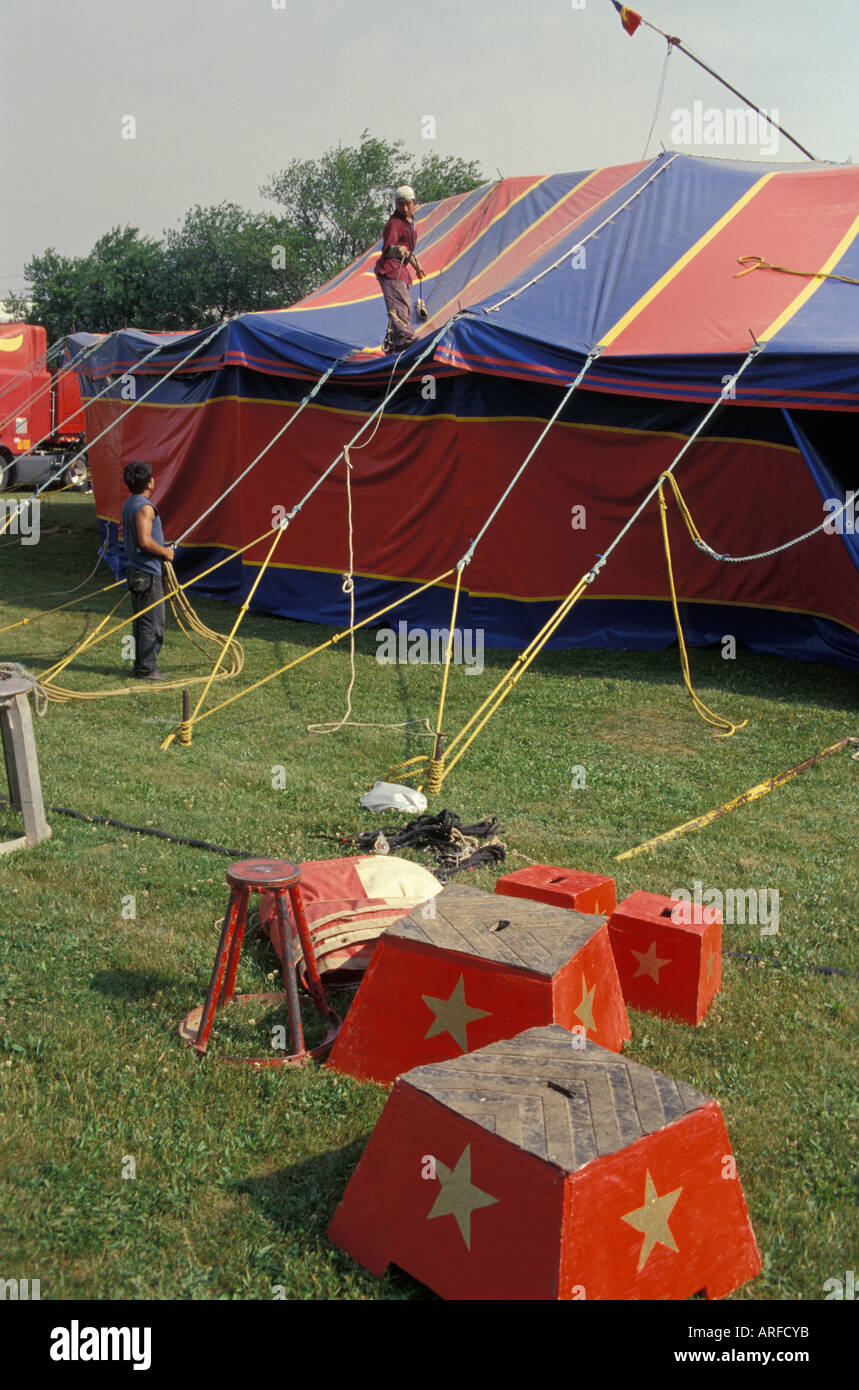 Kelly Miller Circus USA America American roustabouts adjust big top ...