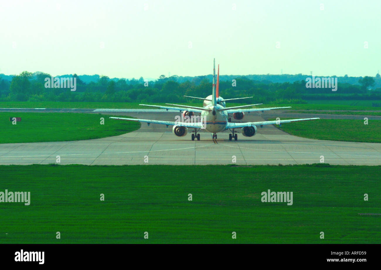 Planes move on runway takeoff hi-res stock photography and images - Alamy