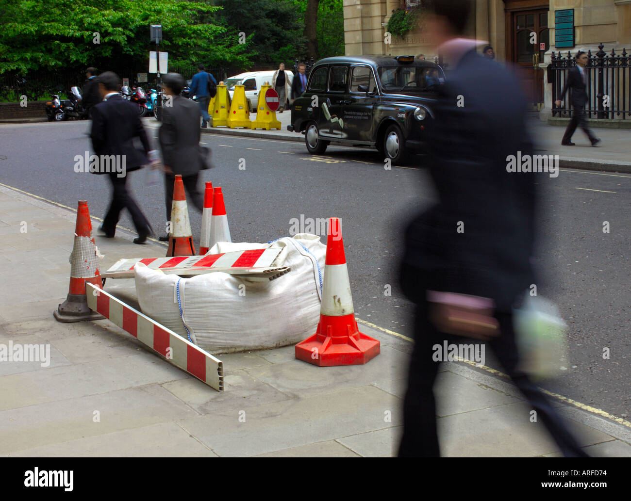 London pavement rubbish Stock Photo - Alamy