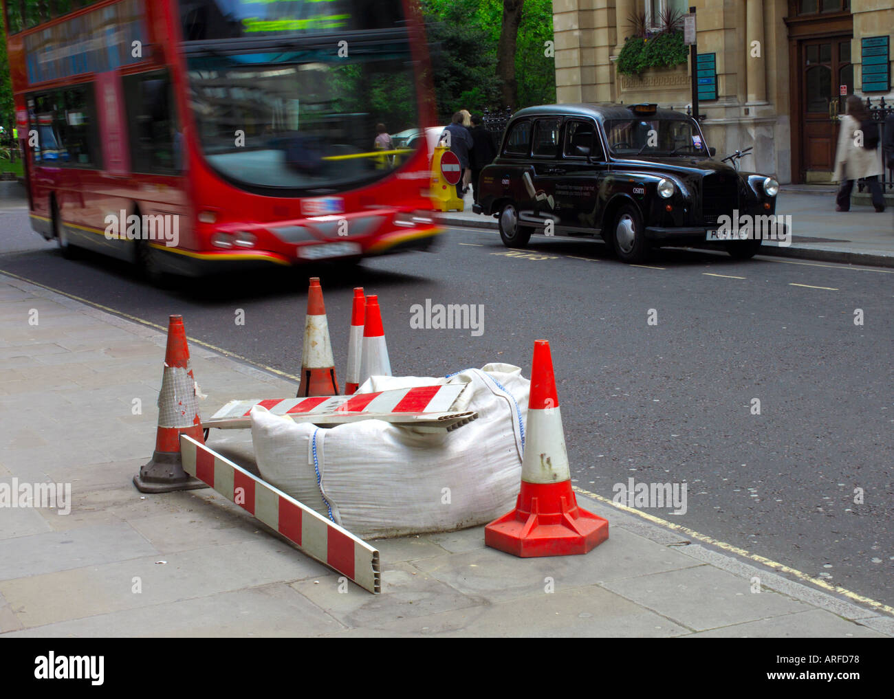 London pavement hi-res stock photography and images - Alamy