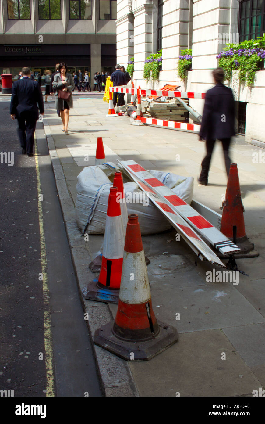 London pavement rubbish Stock Photo - Alamy
