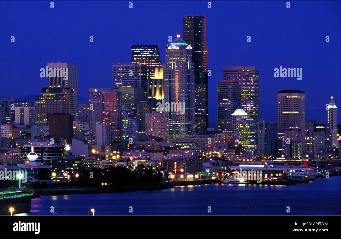 SEATTLE NIGHT SKYLINE VIEWED FROM MAGNOLIA PARK AREA Stock Photo - Alamy