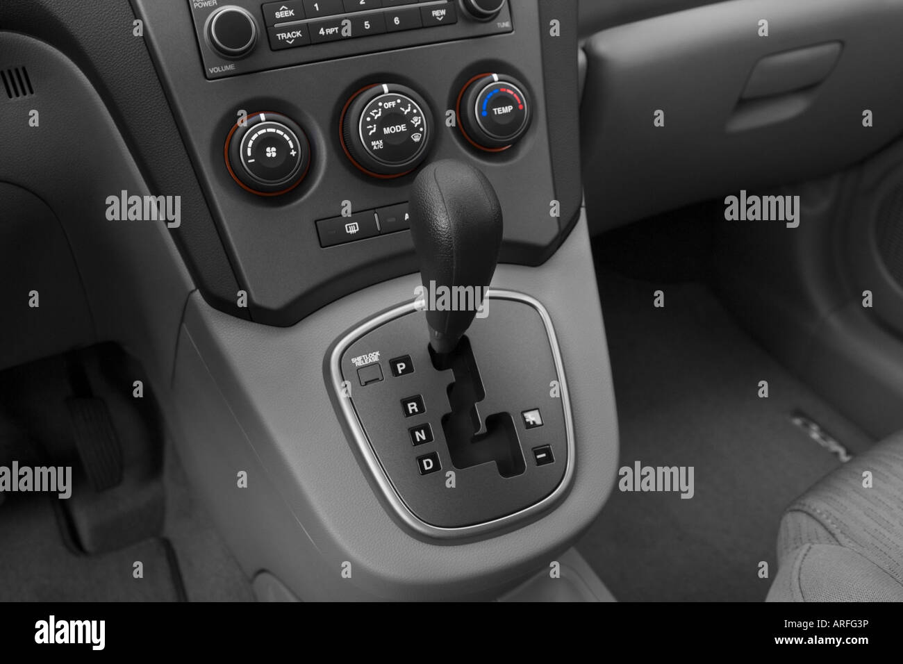 2007 Kia Rondo LX V6 in Gray - Gear shifter/center console Stock Photo ...