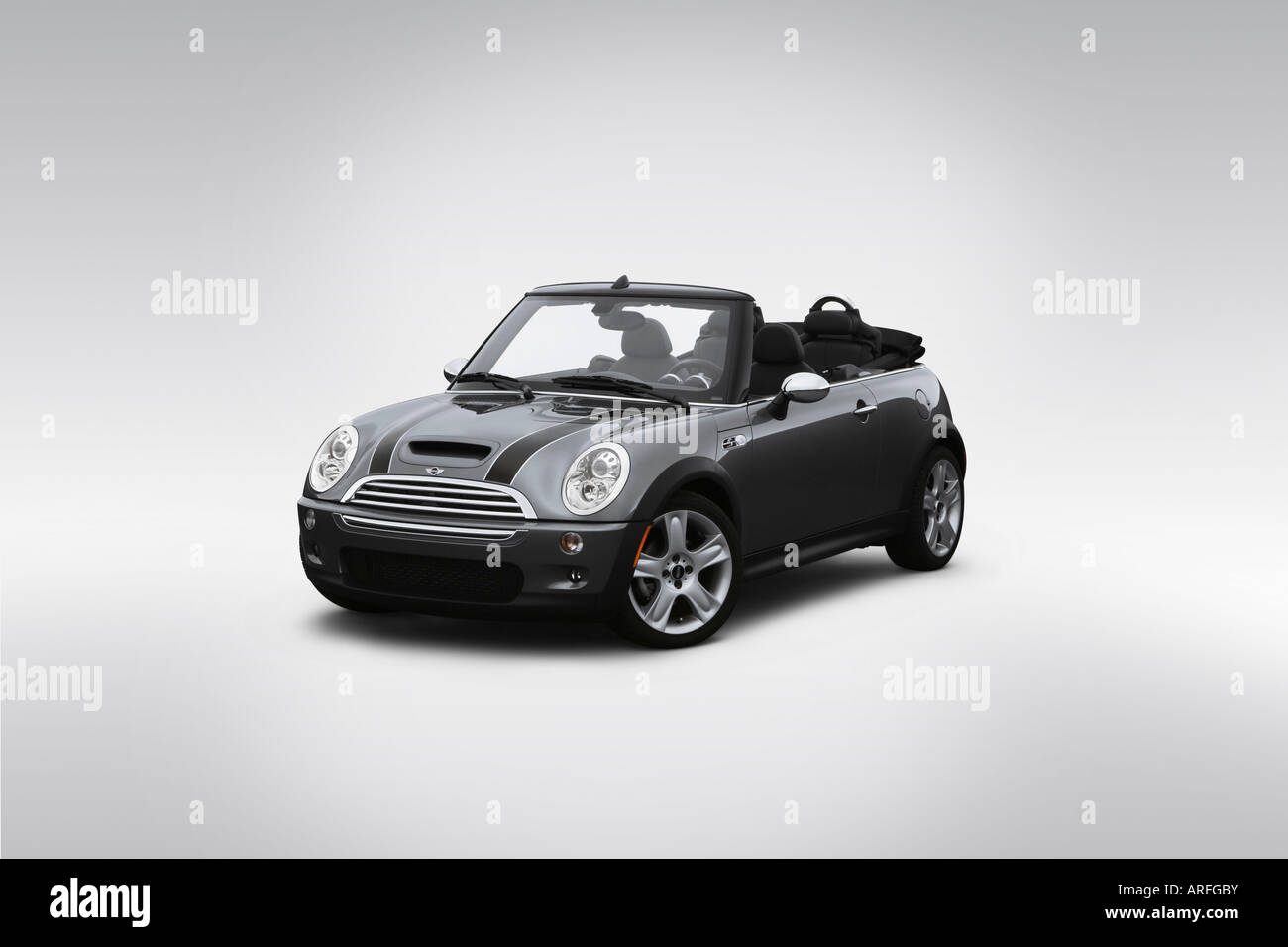 2007 MINI Cooper S in Silver - Front angle view Stock Photo - Alamy