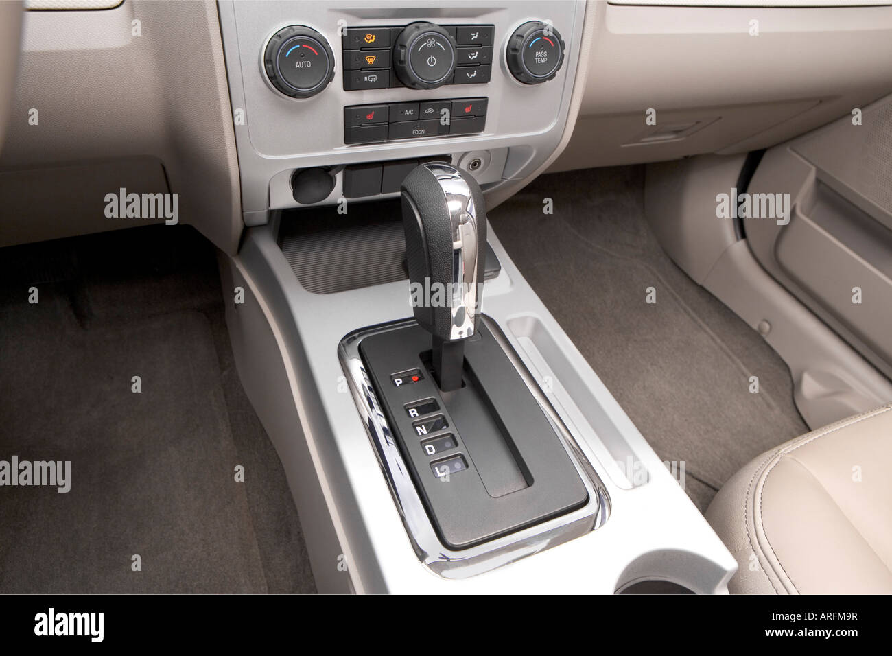 2008 Mercury Mariner Hybrid in Silver - Gear shifter/center console ...