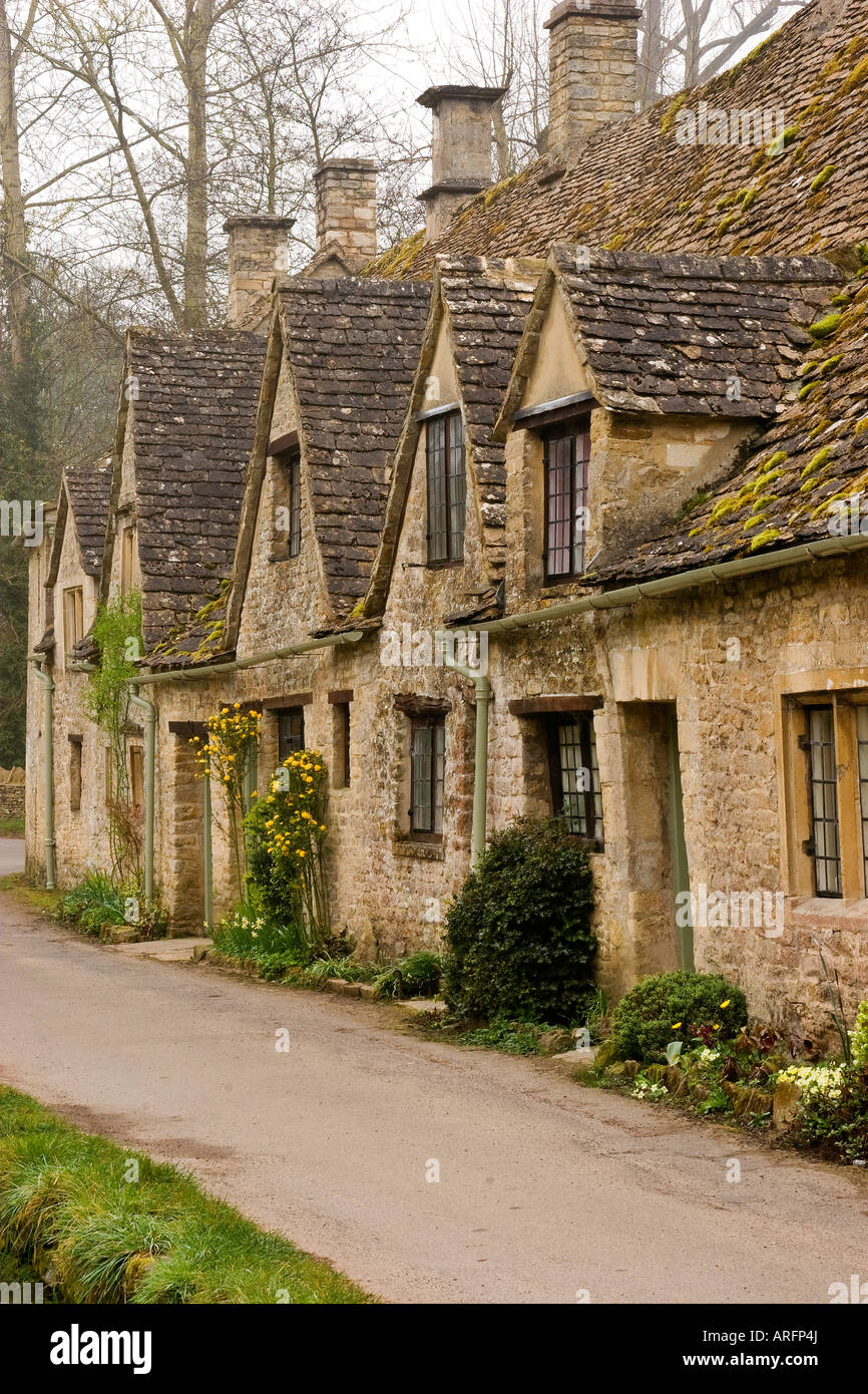 A row of traditional cottages in the Cotswolds Stock Photo - Alamy