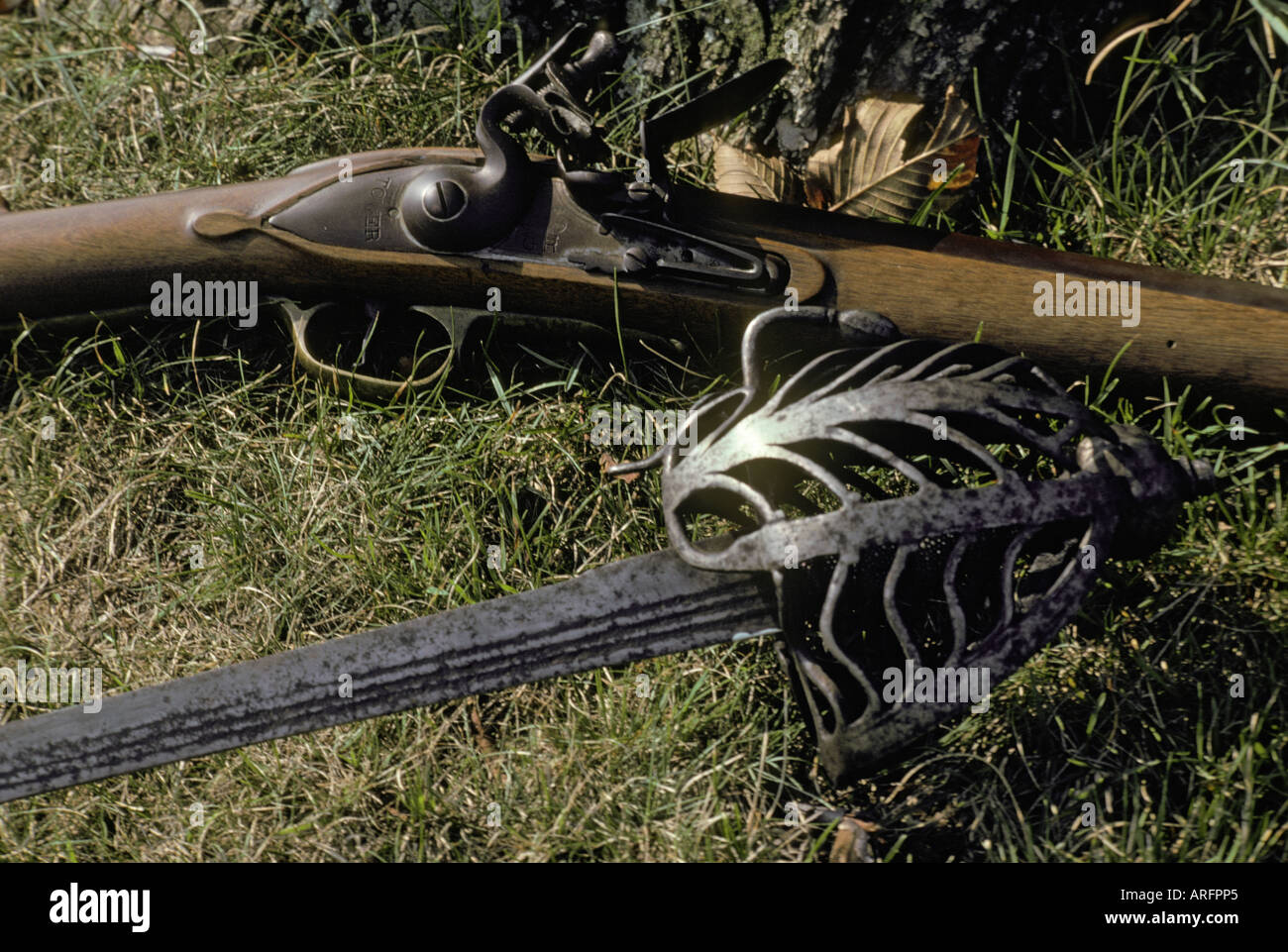 revolutionary war sword rifle musket Stock Photo - Alamy