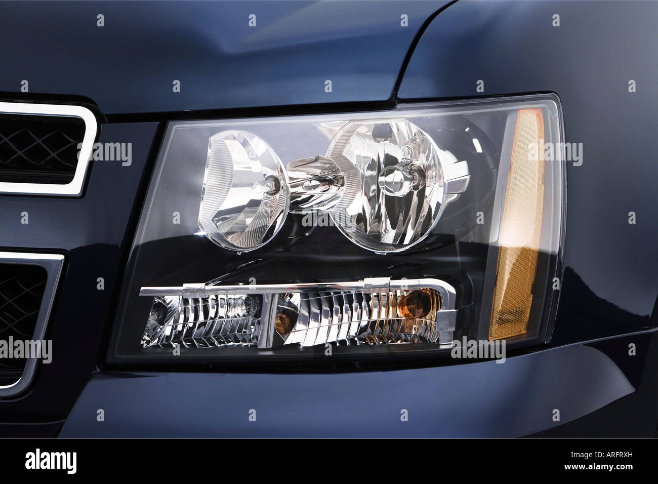 2007 Chevrolet Avalanche LTZ in Blue - Headlight Stock Photo - Alamy