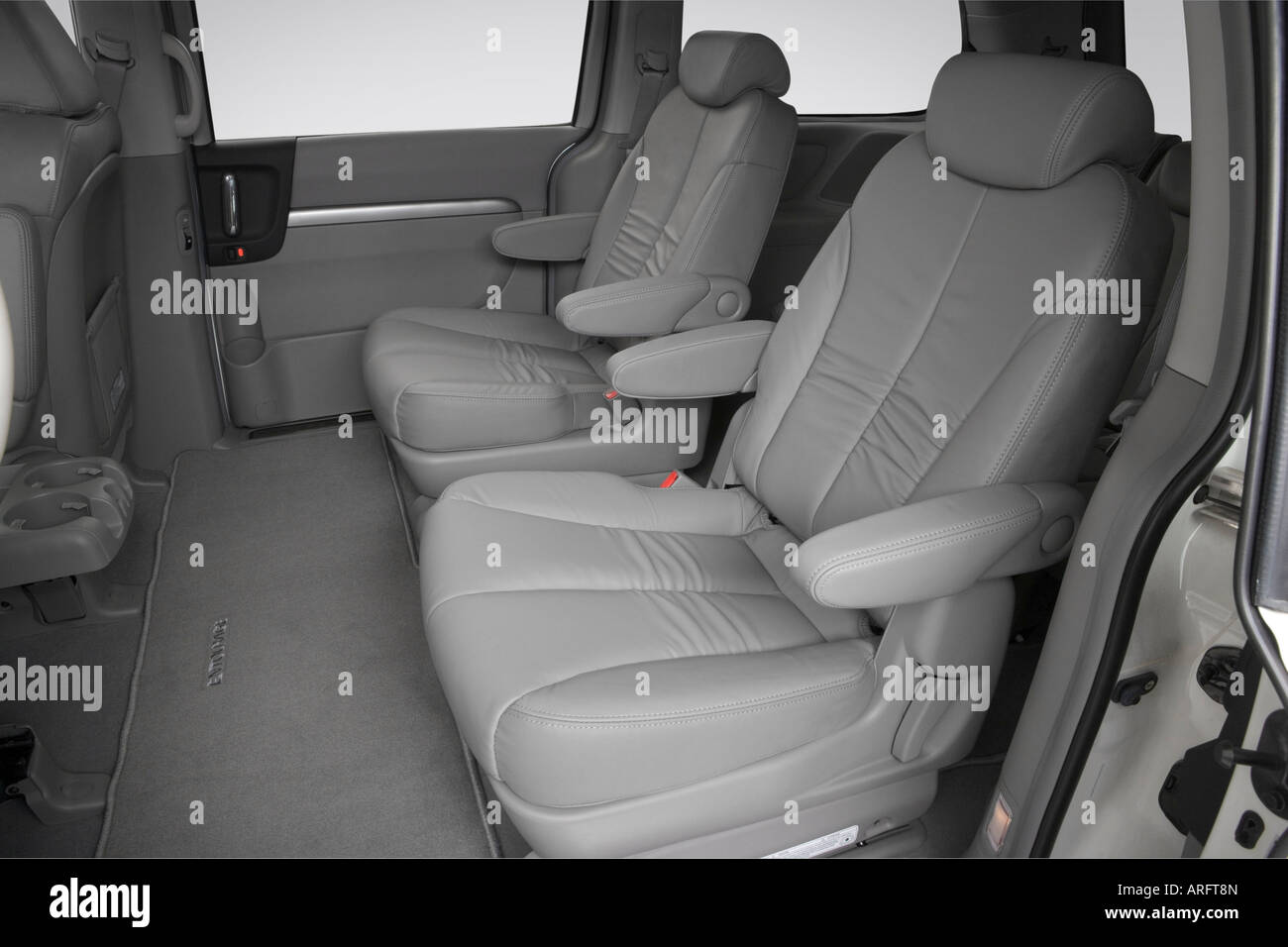 2007 Hyundai Entourage Limited in White - Rear seats Stock Photo - Alamy