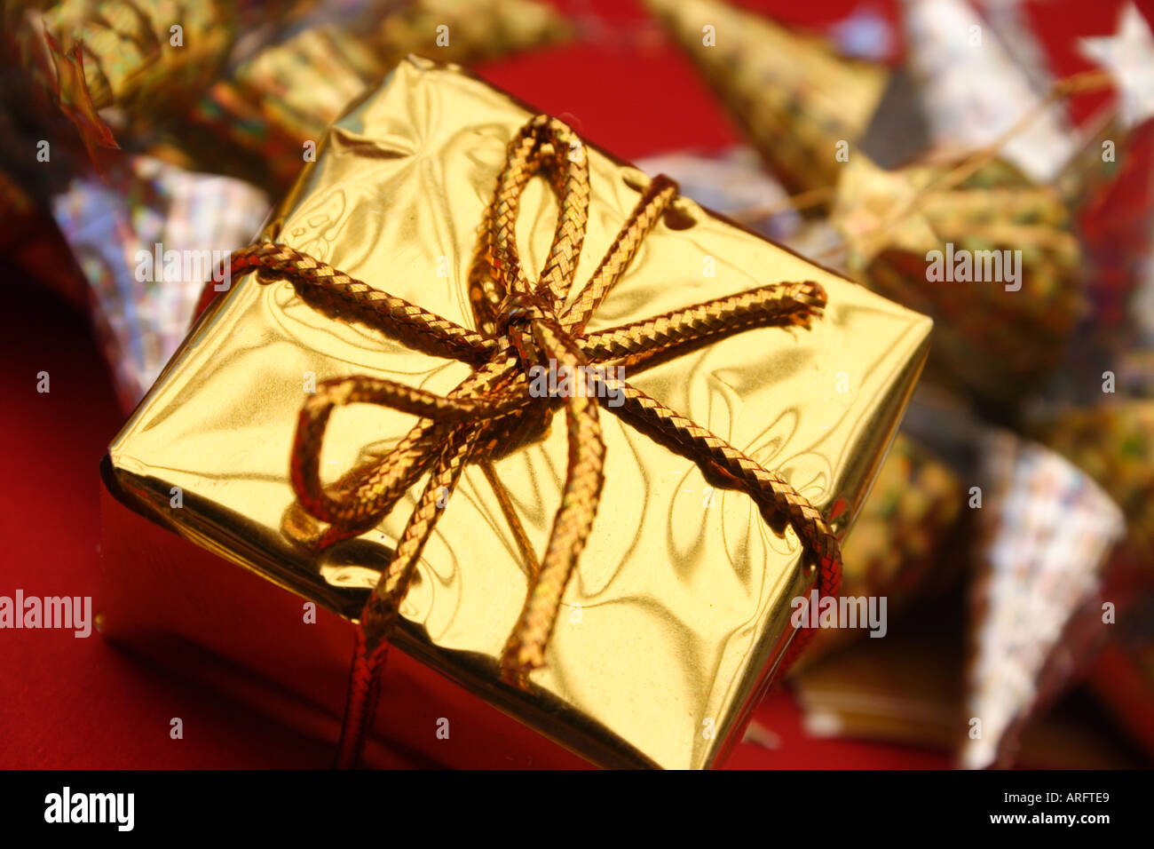 GOLD CHRISTMAS GIFT Stock Photo - Alamy