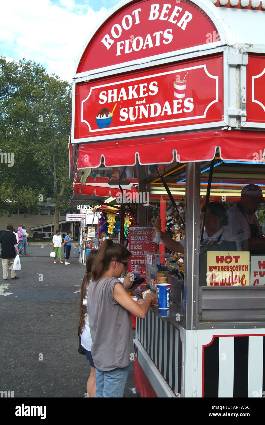 Buying refreshments hi-res stock photography and images - Alamy