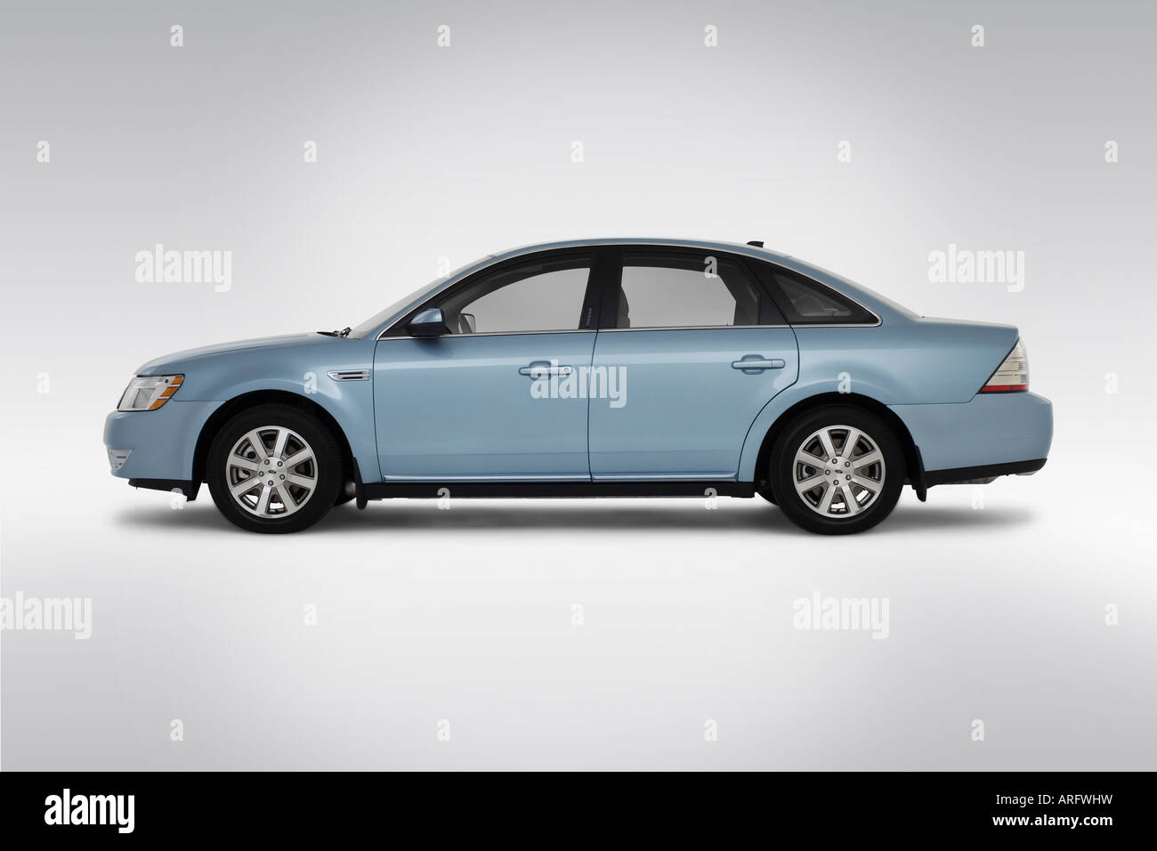 2008 Ford Taurus SEL in Blue - Drivers Side Profile Stock Photo - Alamy