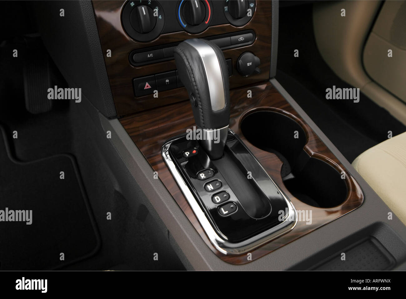 2008 Ford Taurus SEL in Blue - Gear shifter/center console Stock Photo ...