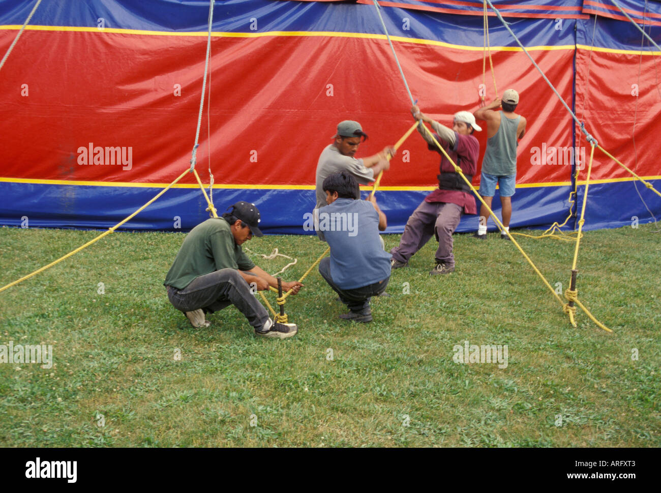 Kelly Miller Circus USA America Americanroustabouts erecting big top ...
