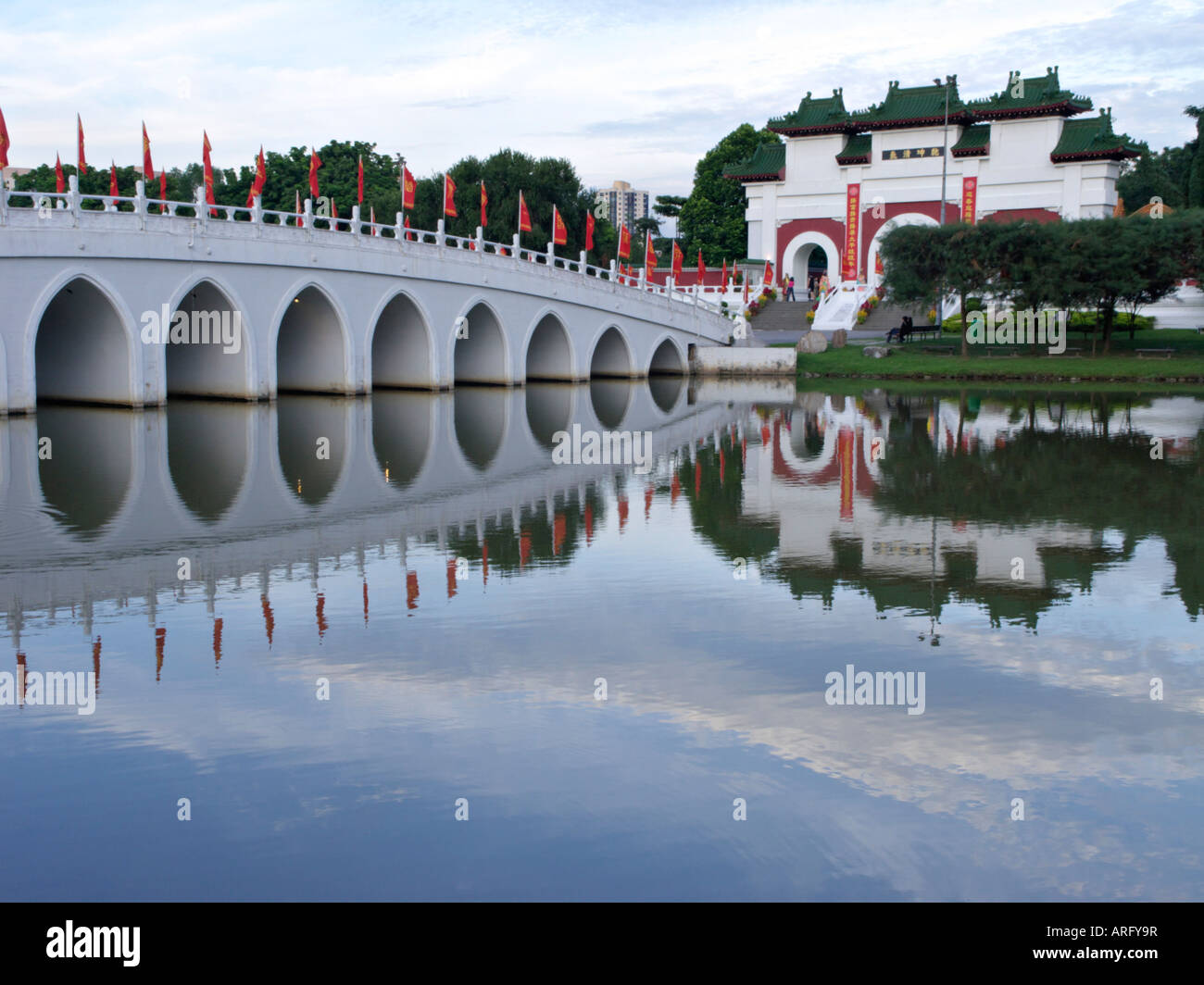 Buildings reflections in singapore hi-res stock photography and images ...