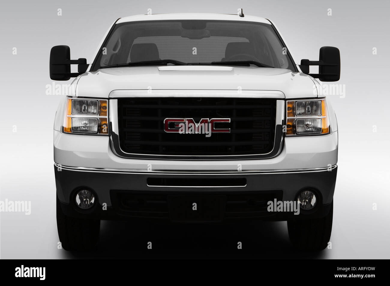 2007 GMC Sierra 2500 SLT in White - Low/Wide Front Stock Photo - Alamy