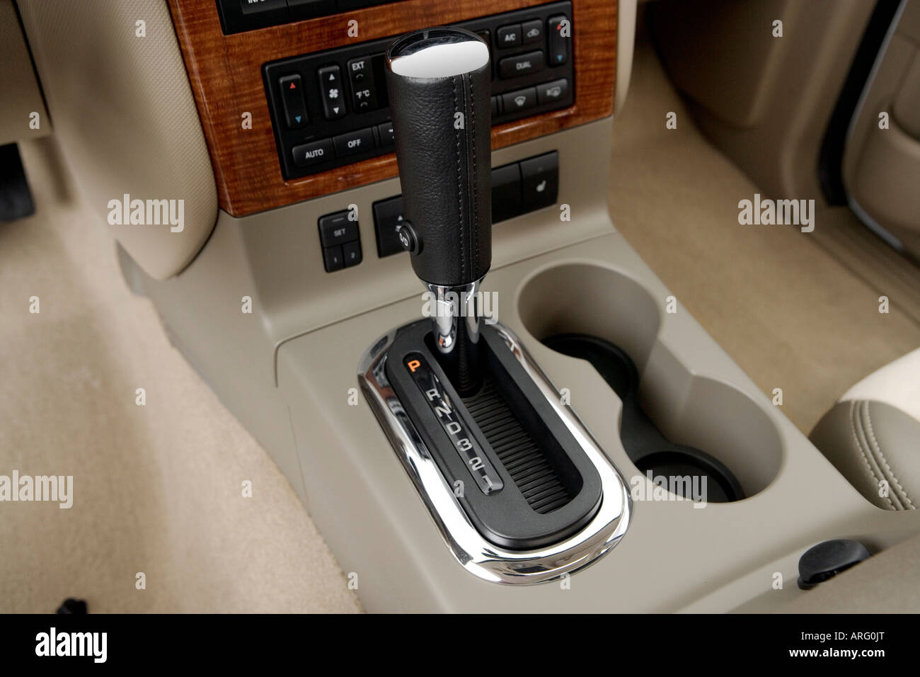 2007 Ford Explorer Eddie Bauer in White - Gear shifter/center console ...