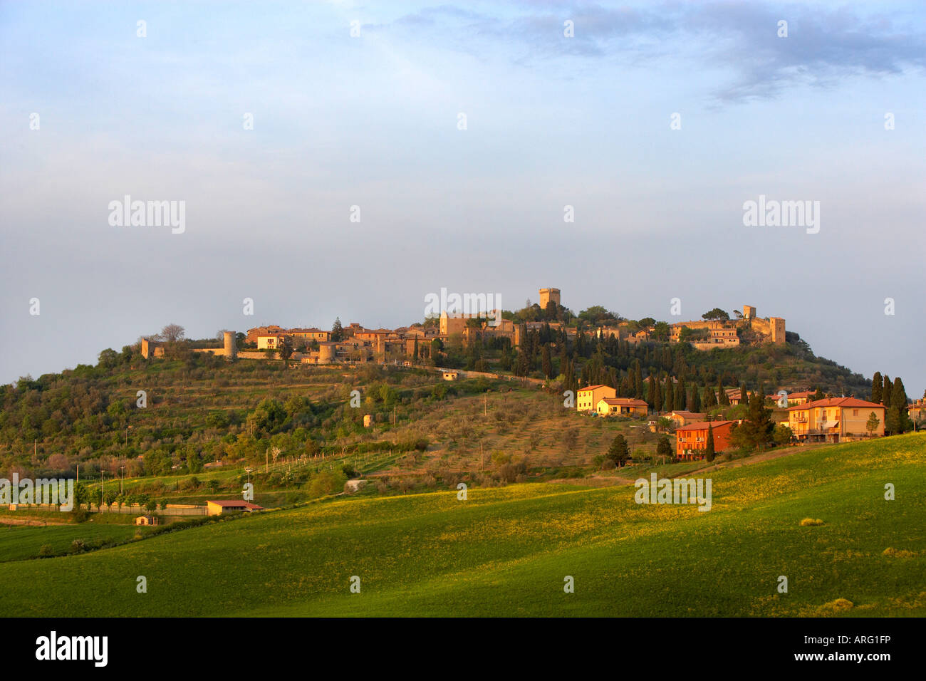 Monticchiello italy medieval town hi-res stock photography and images ...