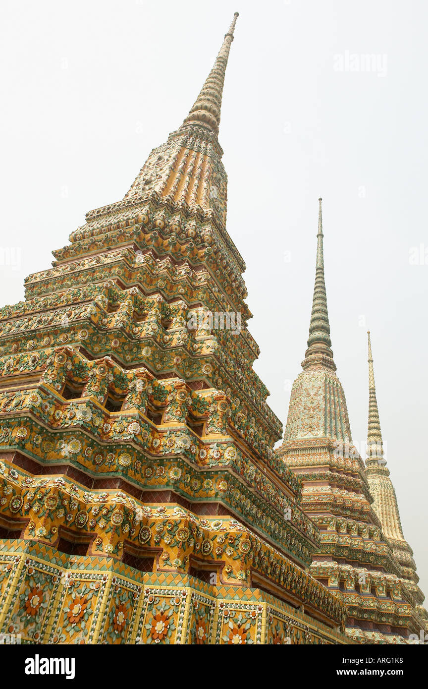 The architecture of Wat Po in Bangkok Stock Photo - Alamy