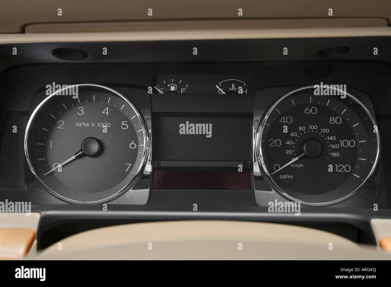 2007 Lincoln MKZ in Green - Speedometer/tachometer Stock Photo - Alamy