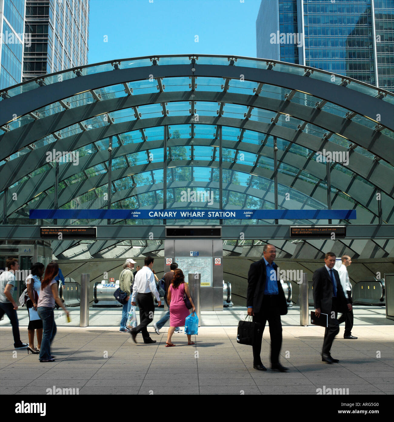 Mirror london underground station hi-res stock photography and images ...