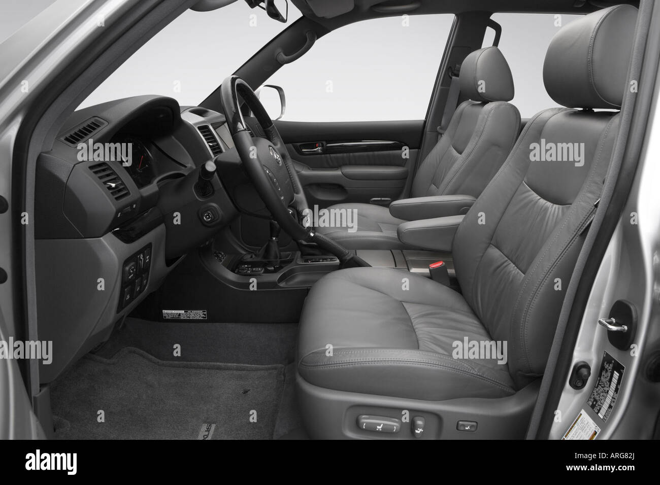 2007 Lexus GX 470 in Beige - Front seats Stock Photo - Alamy