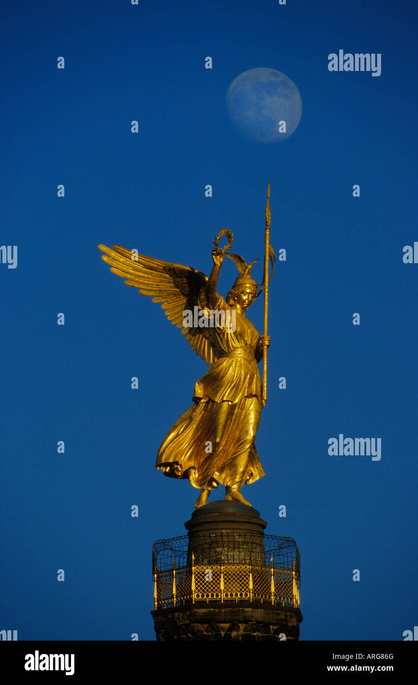 Berlin. Siegessaeule. Goldelse. Moon in the afternoon Stock Photo - Alamy