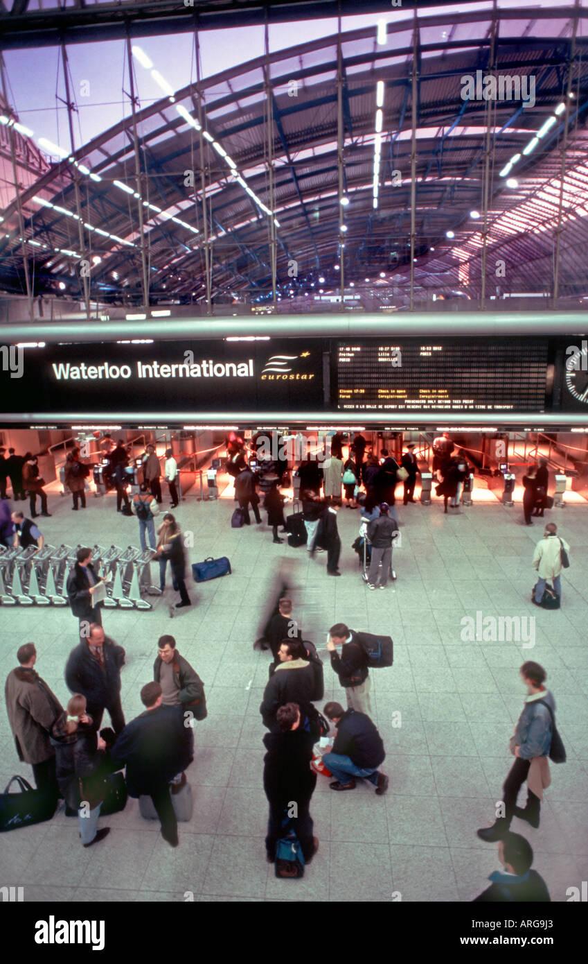 People waterloo station hi-res stock photography and images - Alamy