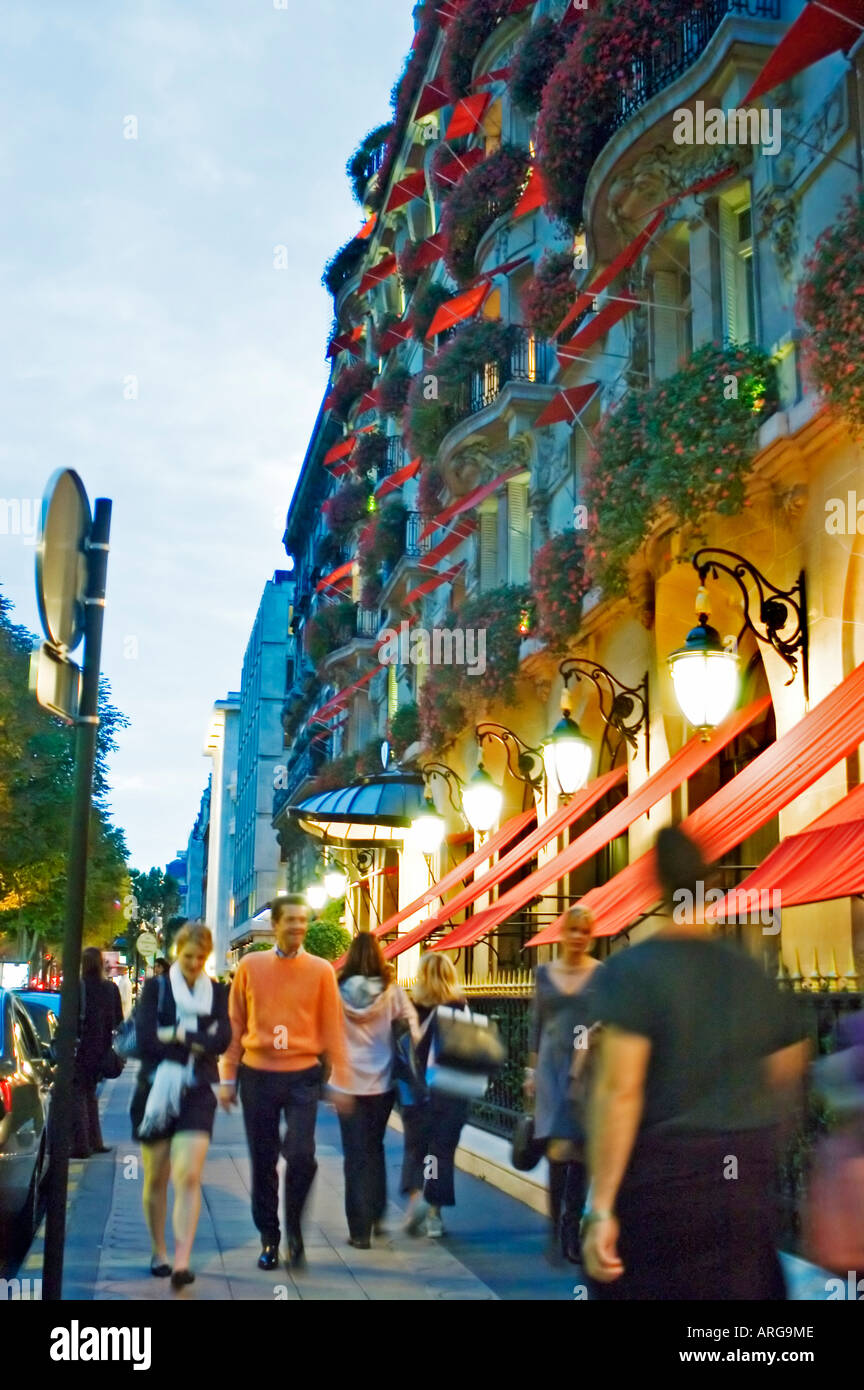 Lively parisian street scene hi-res stock photography and images - Alamy