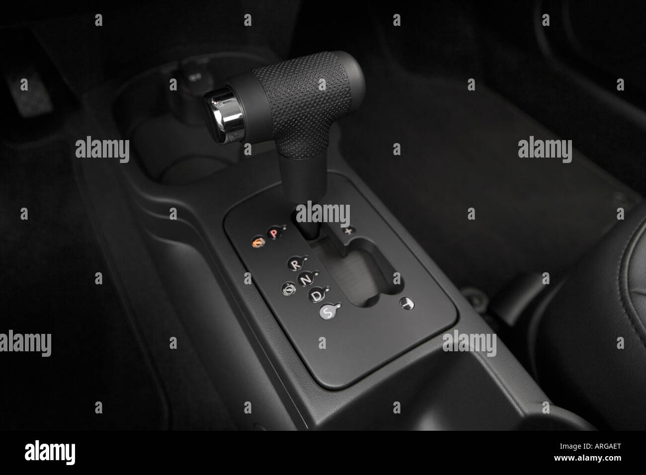 2007 Volkswagen New Beetle 2.5 in Black - Gear shifter/center console ...