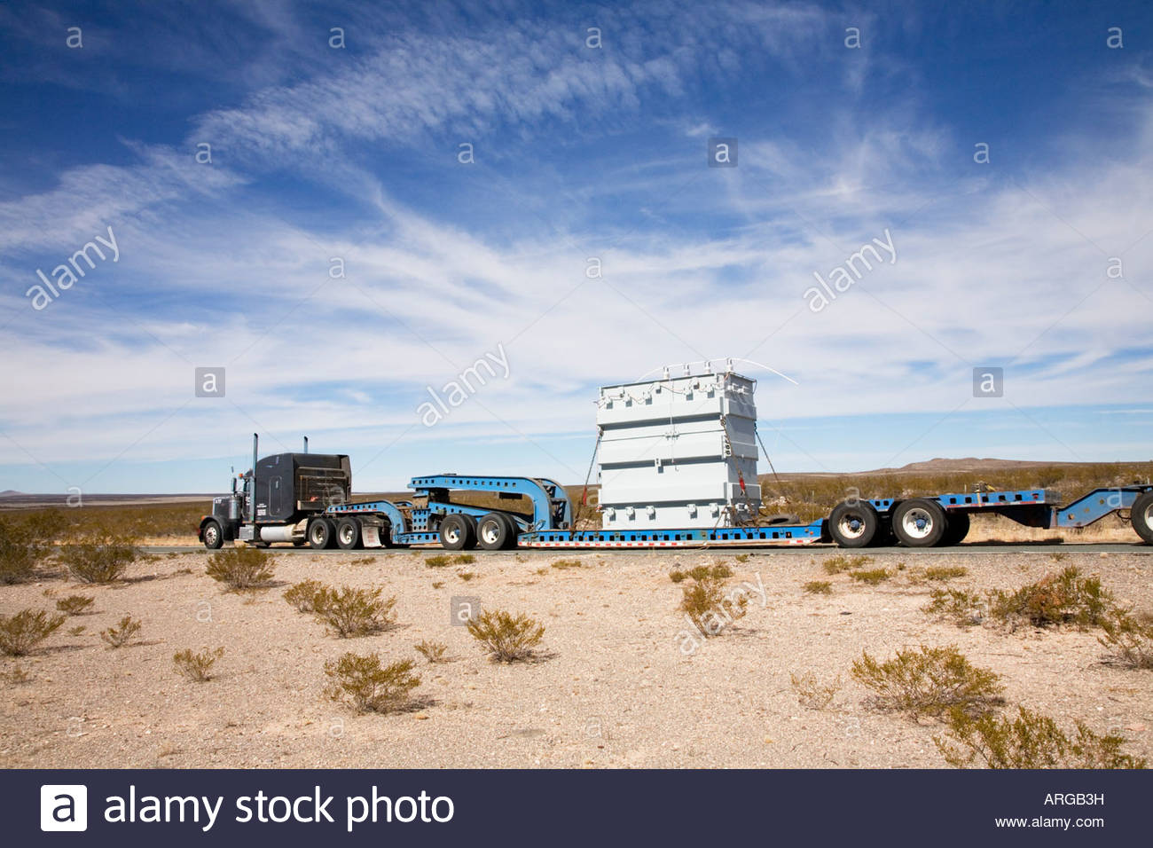 Lowboy Trailer Stock Photos & Lowboy Trailer Stock Images - Alamy