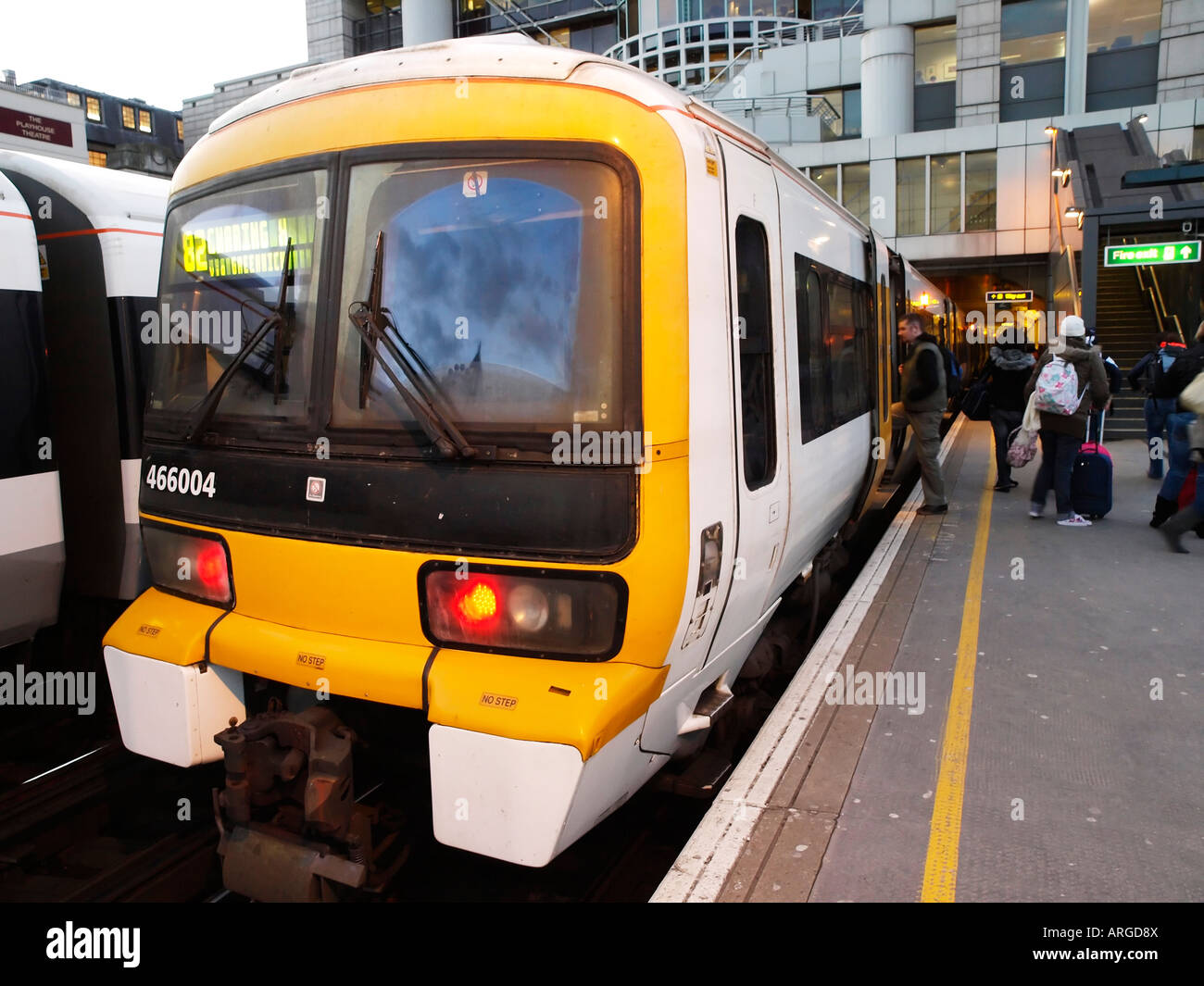 Charing cross station platform hi-res stock photography and images - Alamy