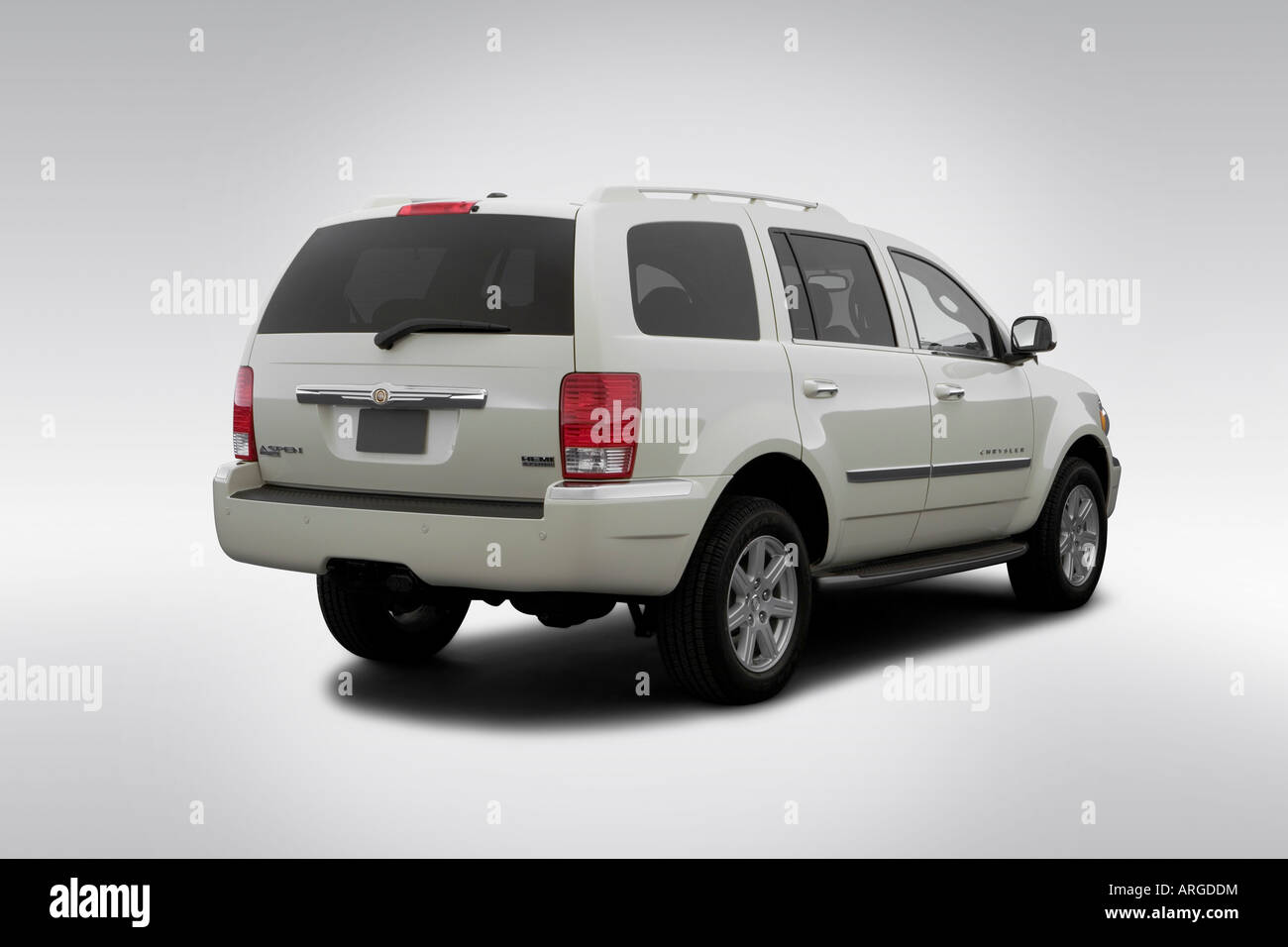 2007 Chrysler Aspen Limited in White - Rear angle view Stock Photo - Alamy