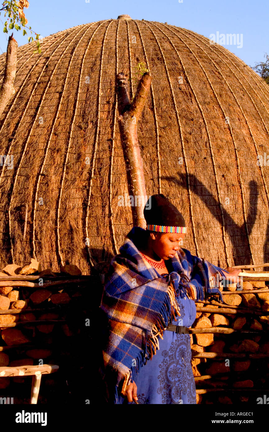 Zulu girls hi-res stock photography and images - Alamy