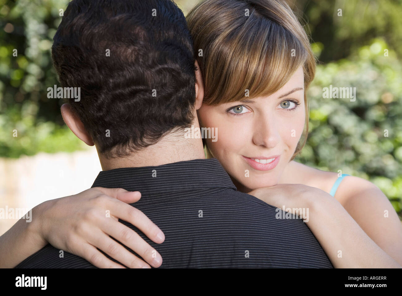 Couple slow dance embrace hi-res stock photography and images - Alamy