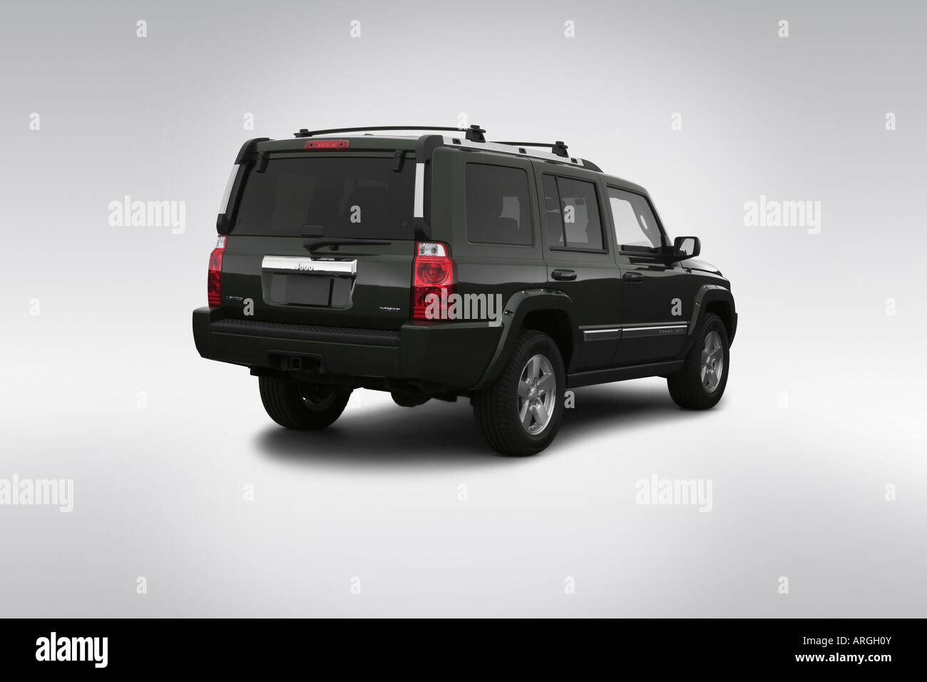 2007 Jeep Commander Limited in Green - Rear angle view Stock Photo - Alamy