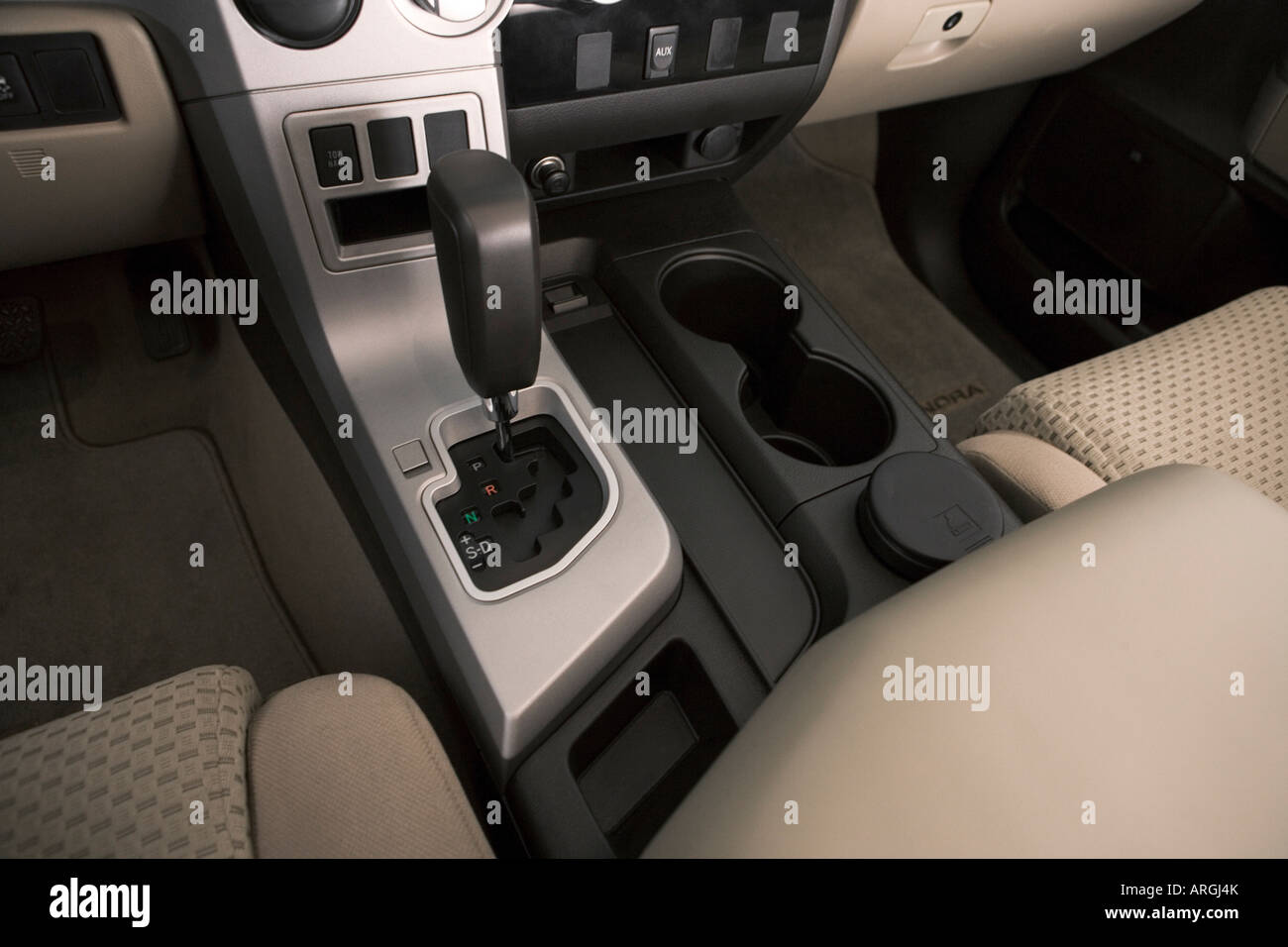 2007 Toyota Tundra SR5 V8 in Beige - Gear shifter/center console Stock ...