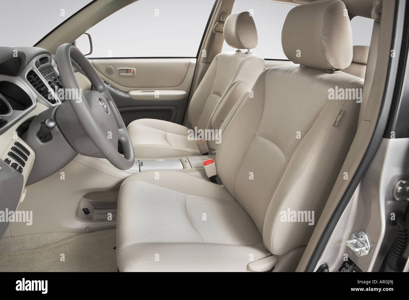 2007 Toyota Highlander in Gold - Front seats Stock Photo - Alamy