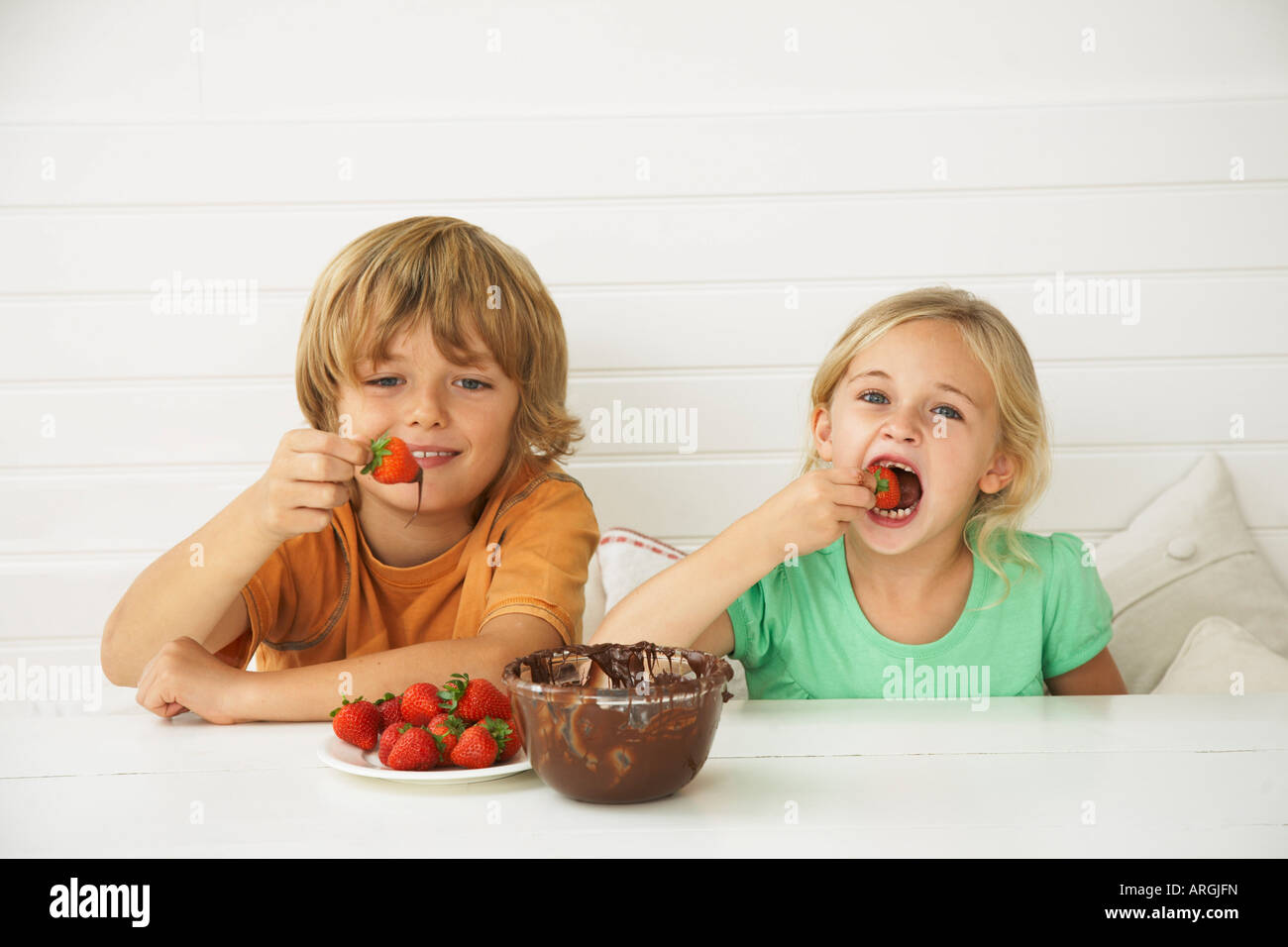 Child eating berries messy hi-res stock photography and images - Alamy