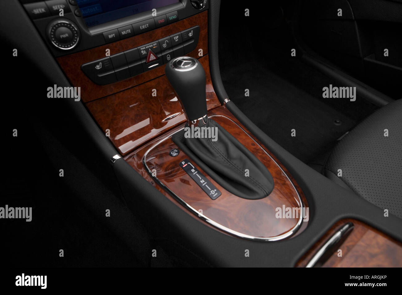 2007 Mercedes-Benz E 350 4Matic in Black - Gear shifter/center console ...