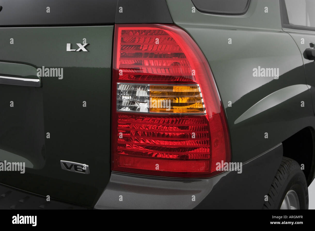 2007 Kia Sportage LX V6 in Green - Tail light Stock Photo - Alamy