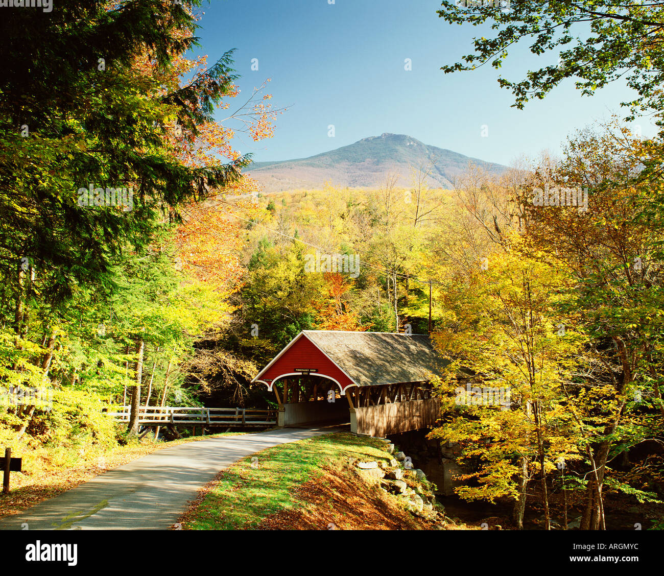 USA NEW HAMPSHIRE FRANCONIA NOTCH COVERED BRIDGE OVER FLUME GORGE MOUNT ...